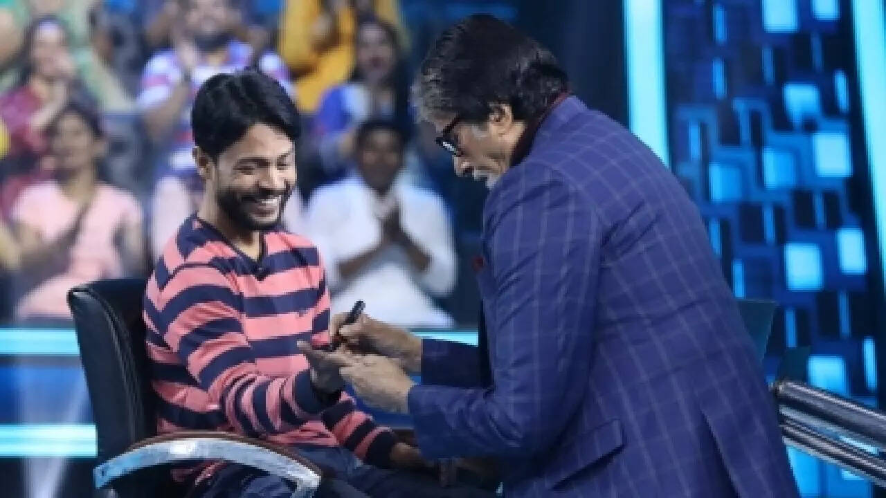 Amitabh Bachchan gives autograph to KBC 14 contestant on his hand and ...