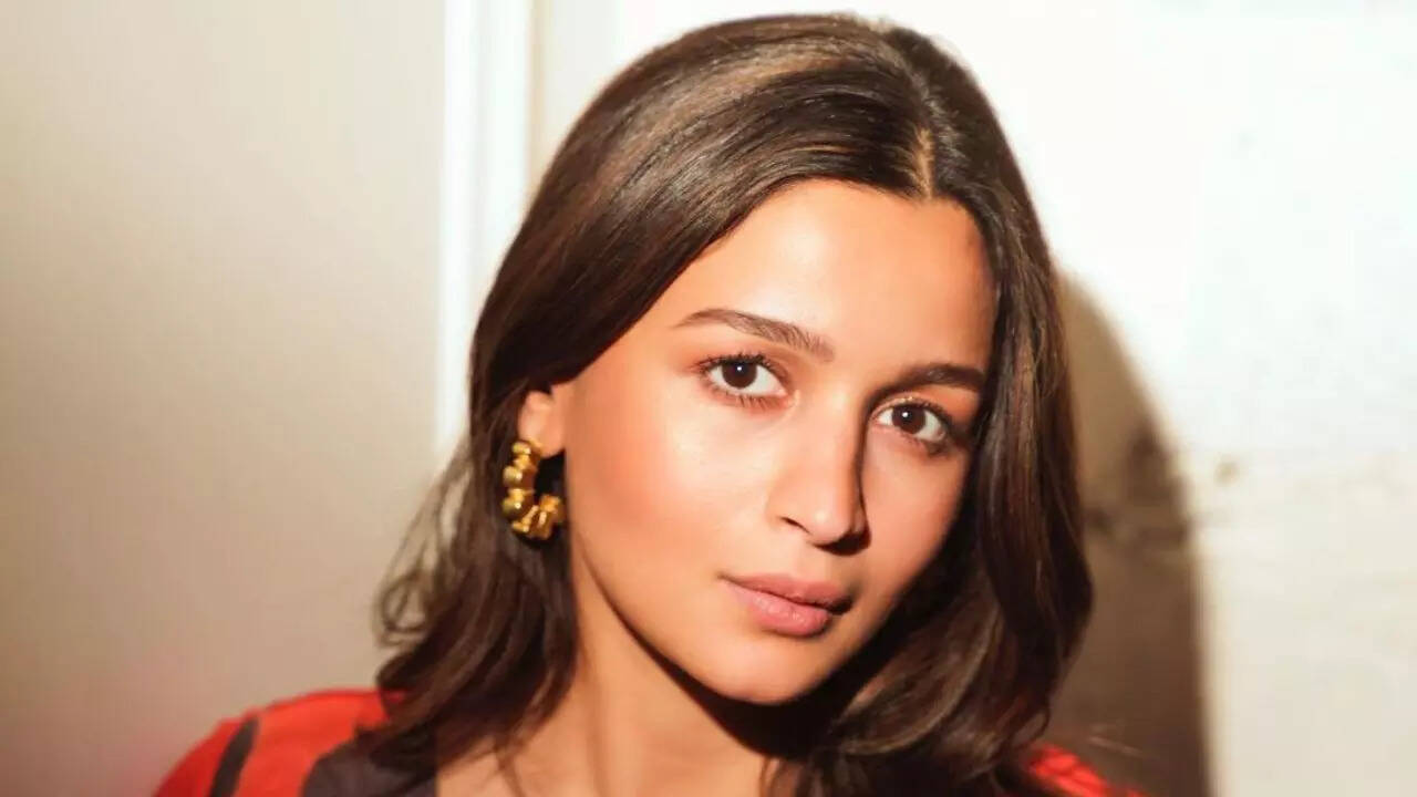 Alia Bhatt REACTS to mimic imitating her character Isha from Brahmastra ...