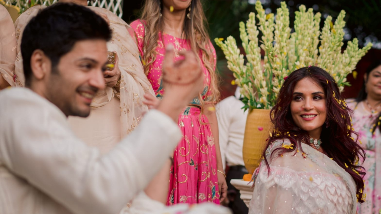 Richa Chaddha and Ali Fazal groove to their popular song Ambarsariya at ...