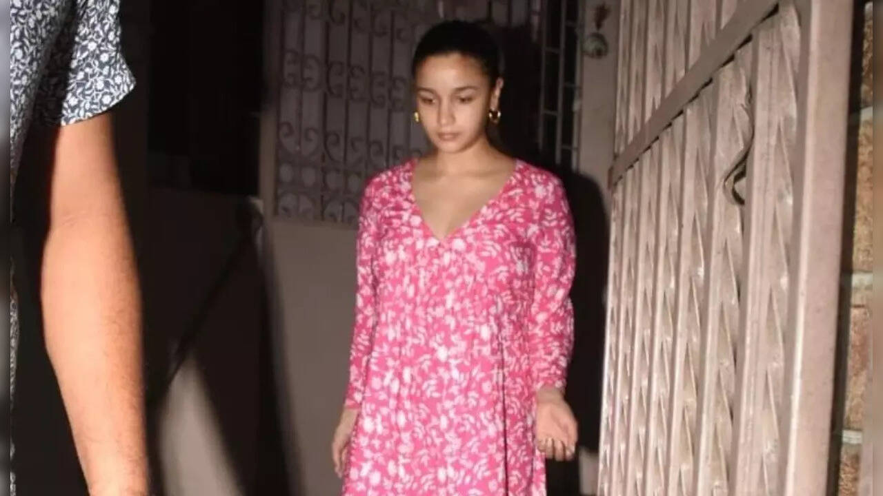 Mom-to-be Alia Bhatt keeps comfort and style rolled into one in pretty ...