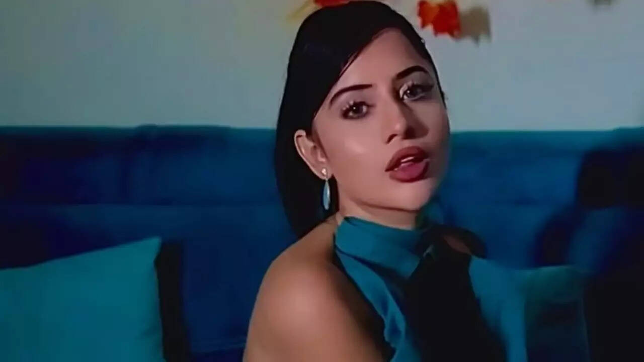 Urfi Jave goes bold as she flaunts toned back, showcases new way of ...