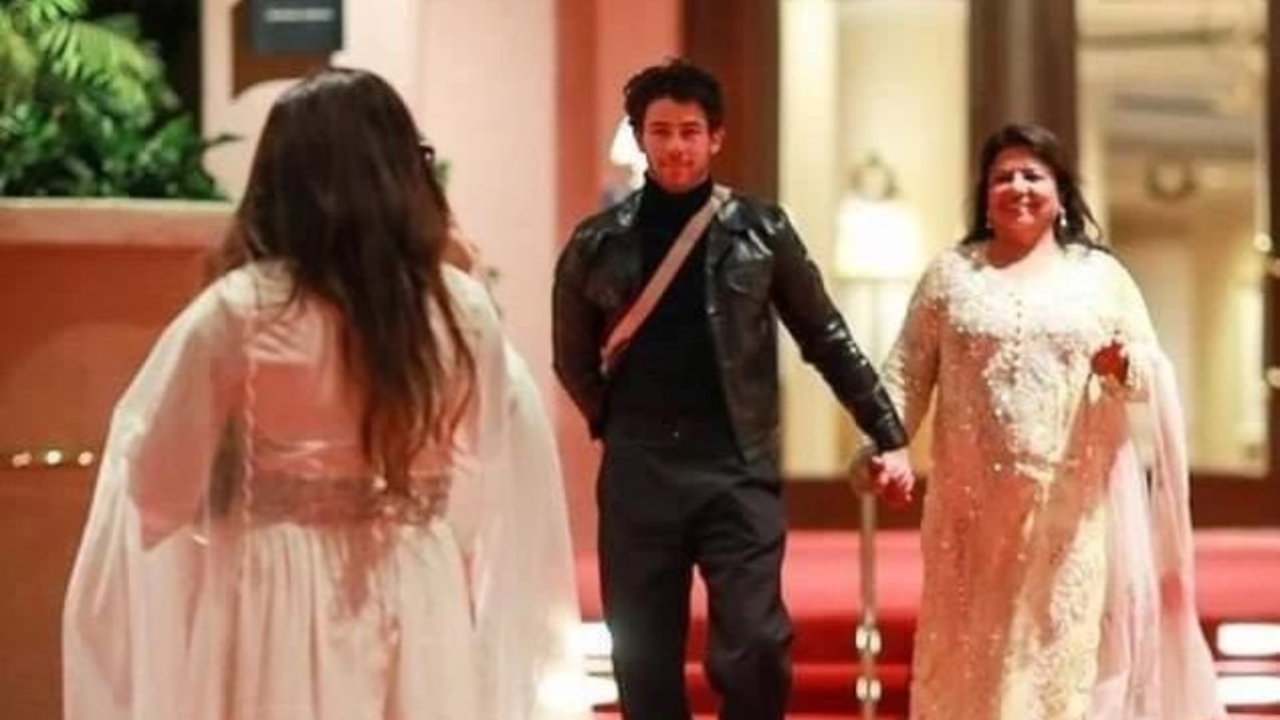 Priyanka Chopra spotted with beau Nick Jonas as he walks hand-in-hand ...