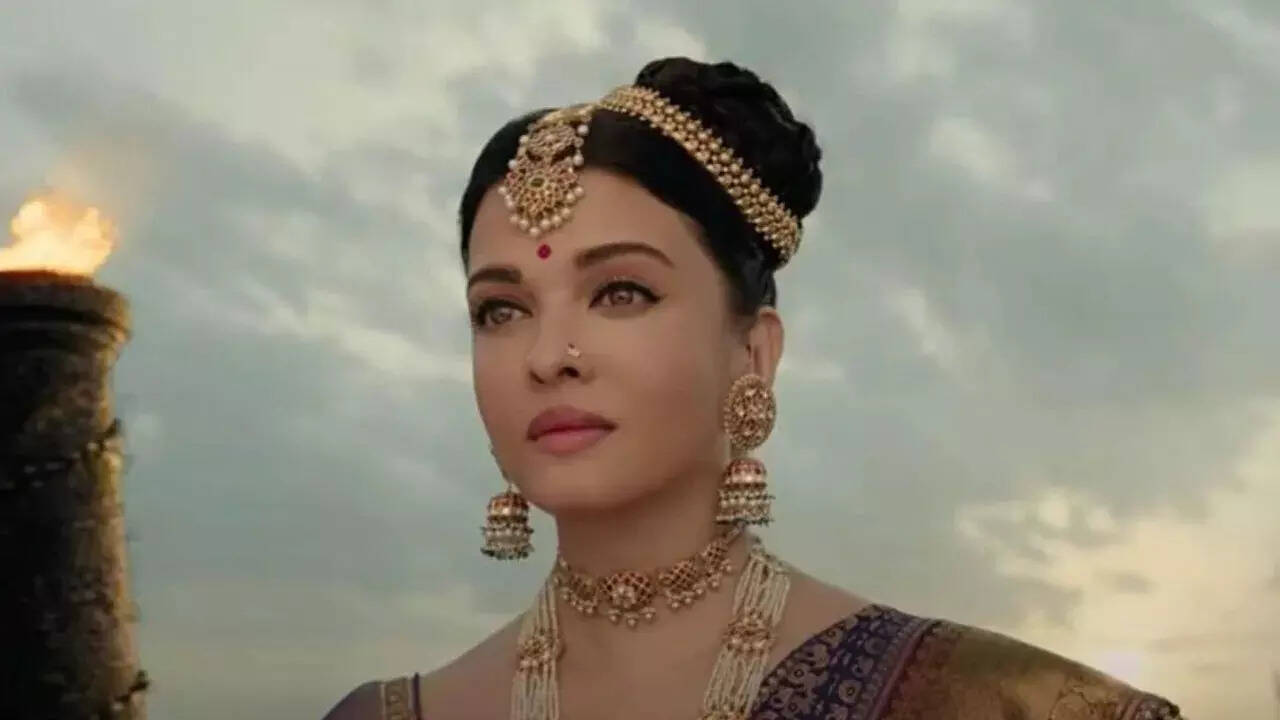 Aishwarya Rai can be as convincing as Nandini in PS-1 as Saba in ADHM 4 ...