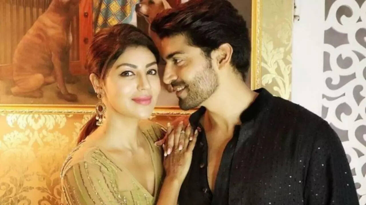 Mom-to-be Debina says her baby is in transverse position as she reacts ...