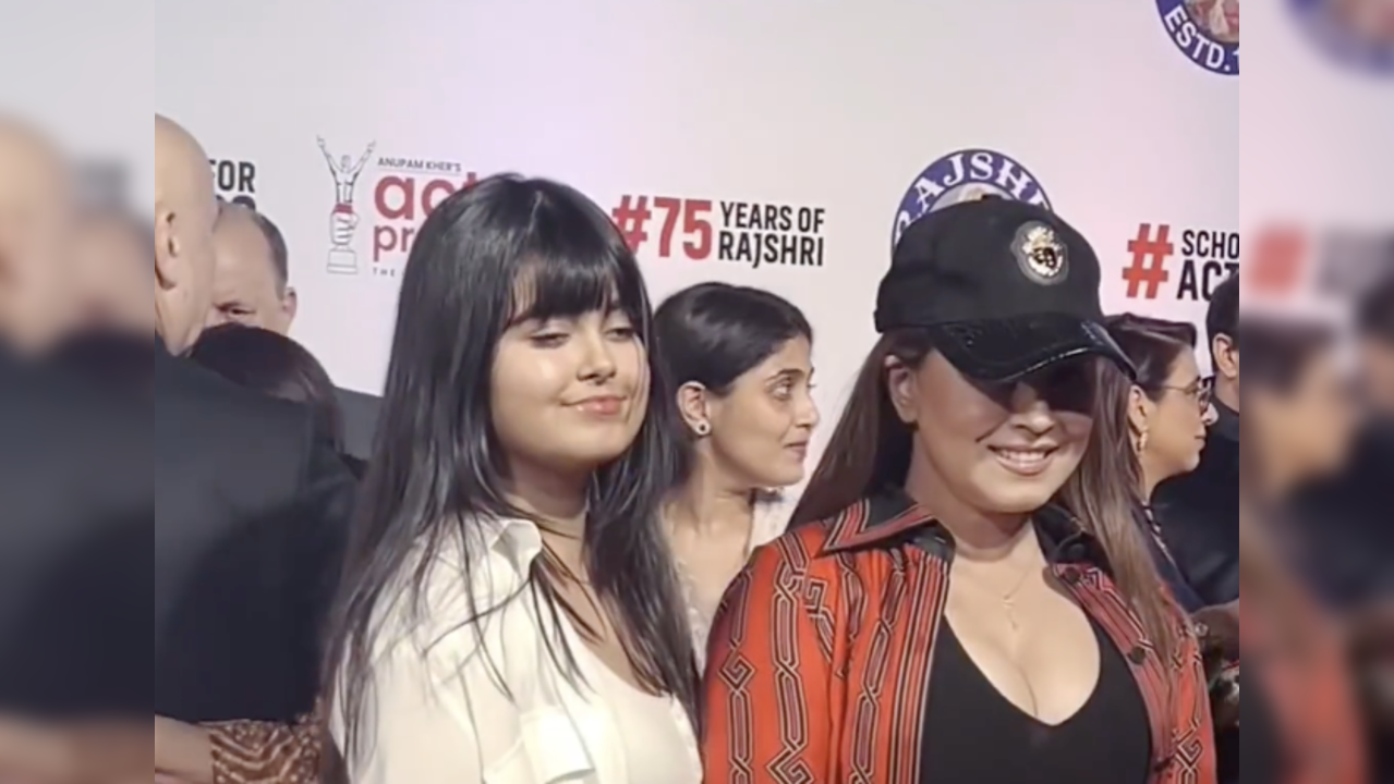 Mahima: Mahima Chaudhry makes it to Uunchai's screening with daughter ...