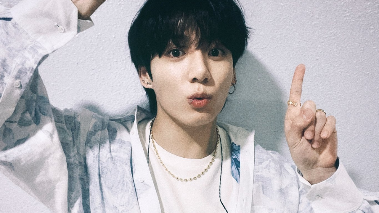 BTS' Jungkook cutely makes bunny ears to his lil fan in Qatar, ARMY ...