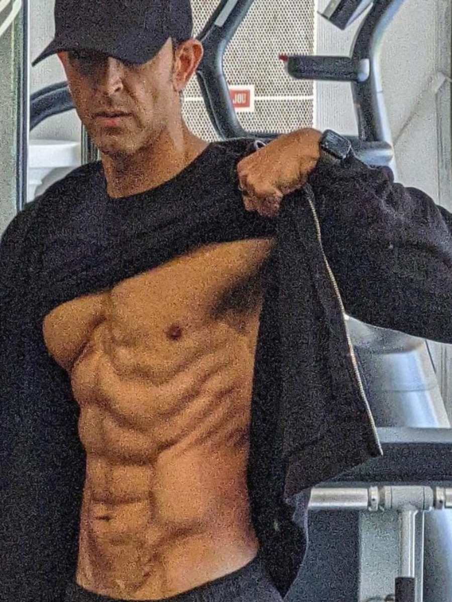 Hrithik Roshan welcomes 2023 by flaunting 8-pack abs, co-star Anil ...