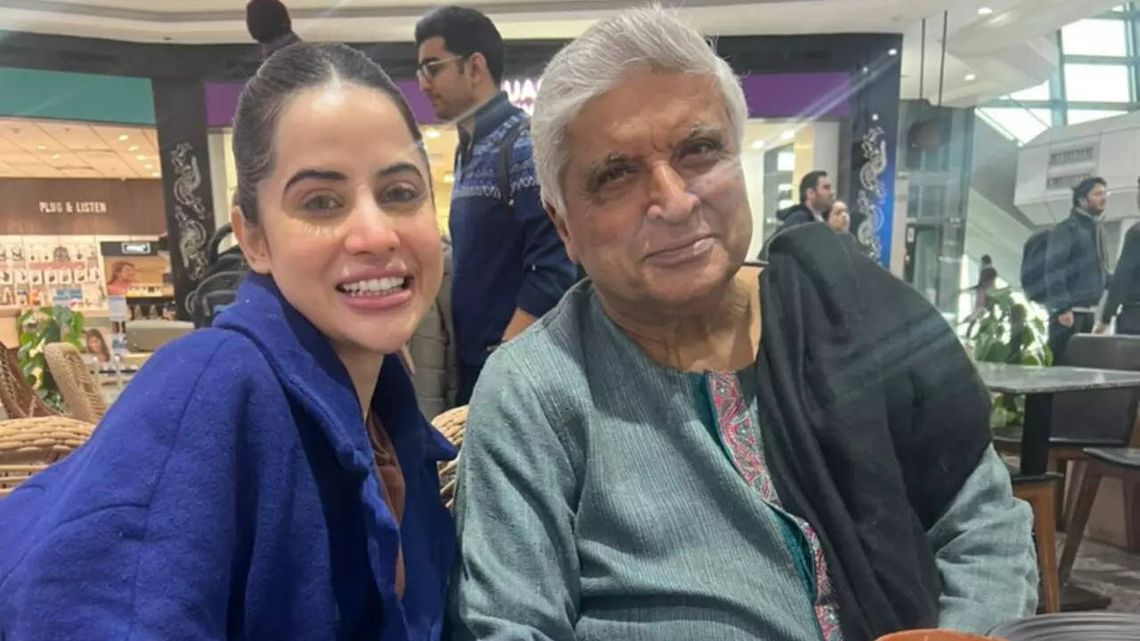 Urfi Javed meets Javed Akhtar at the airport, jokingly calls him her ...