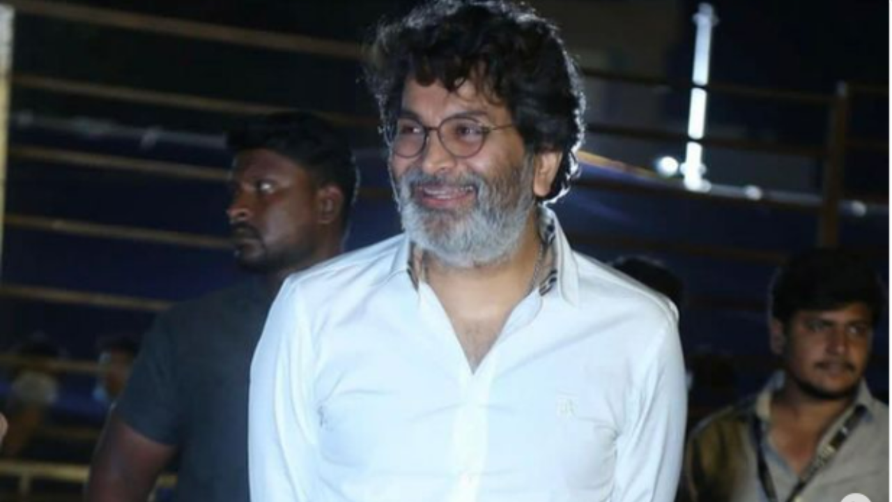 Tollywood filmmaker Trivikram plays cricket on the set of Mahesh Babu's ...