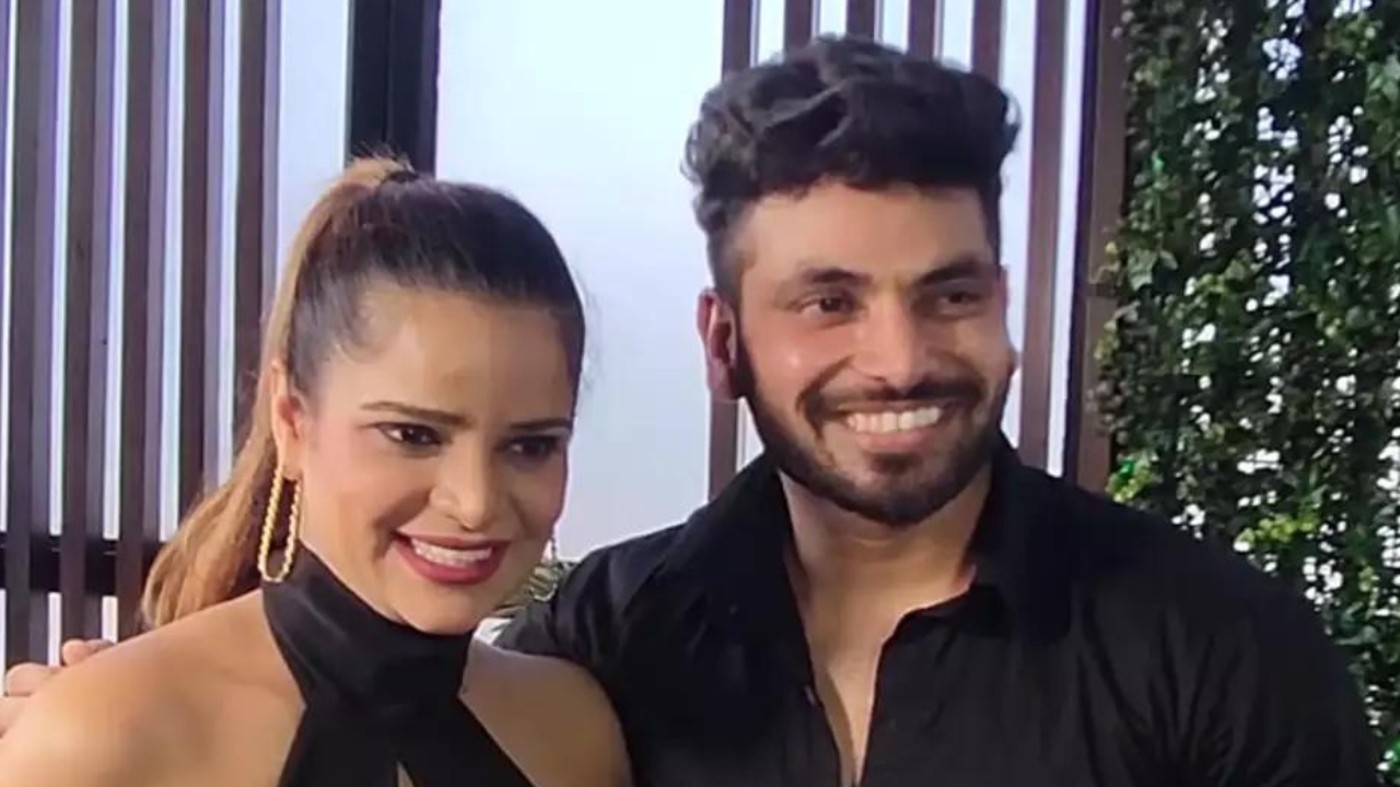 Shiv Thakare: Shiv Thakare, Archana Gautam twin in black as they indulge in romantic dance post ...