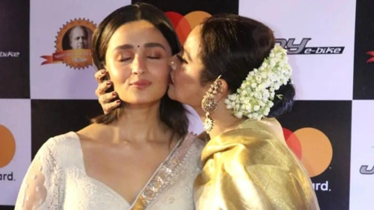 Alia Bhatt hugs Rekha as they meet at an Award ceremony. Duo look ...