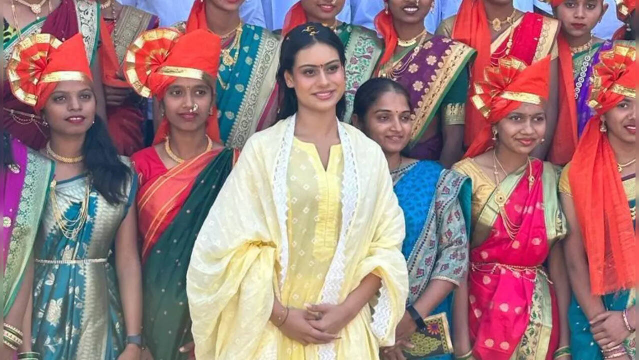 Ajay Devgn's daughter Nysa looks graceful in cotton suit as she attends ...