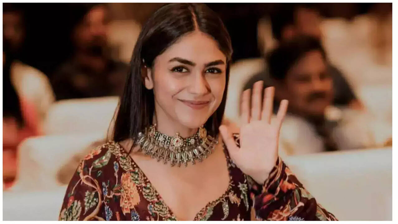 Mrunal Thakur Reaction on fan's marriage proposal-मृणाल ठाकुर को फैन की ...