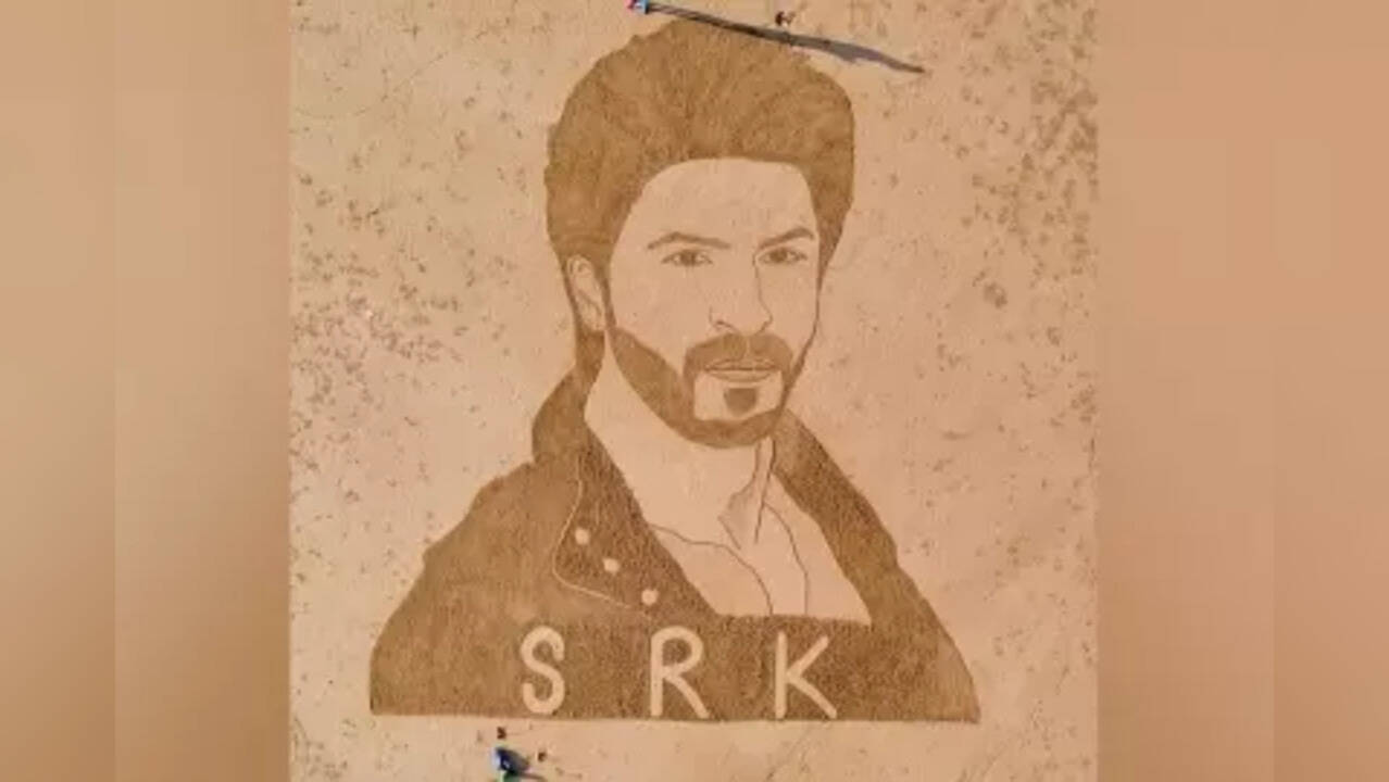 Shah Rukh Khan fever! Sand artists draw Pathaan star's stunning ...