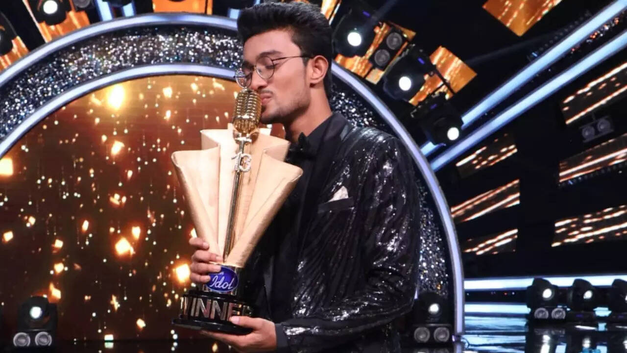 Indian Idol 13 Winner: Rishi Singh Lifts Indian Idol 13 Trophy, Wins 25 ...