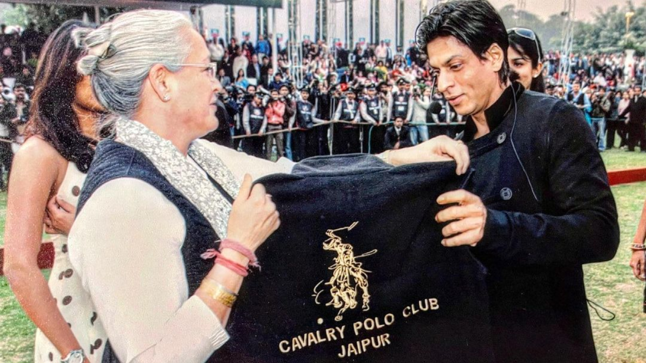 Shah Rukh Khan, Priyanka Chopra Pose With Nafisa Ali in Viral Throwback ...