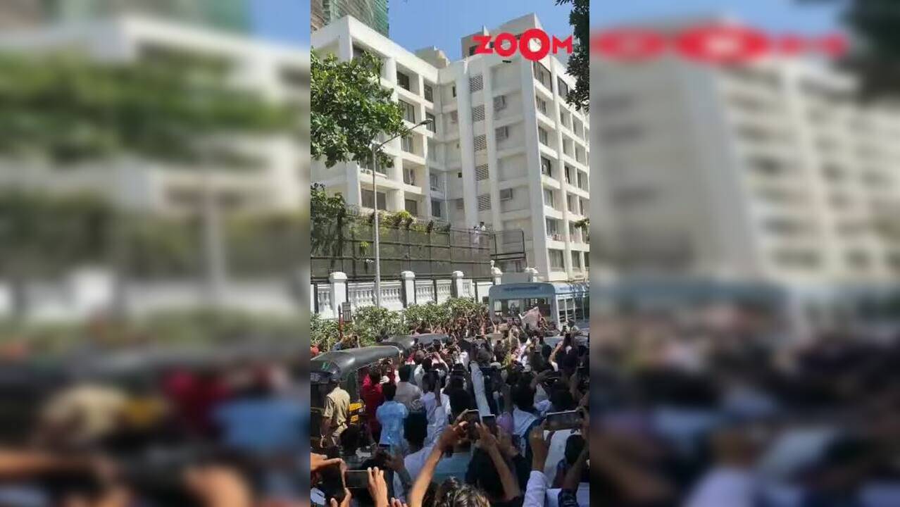 Shah Rukh Khan waves to his fans gathered outside mannat | Viral Video